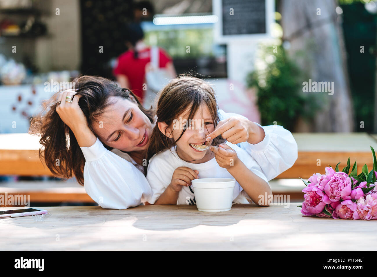 Mother and daughter are sitting in a cafe Stock Photo - Alamy
