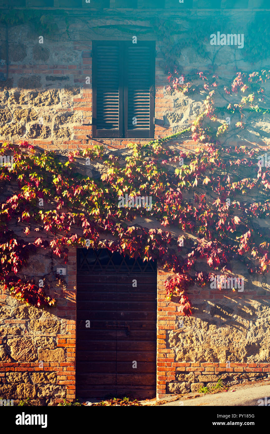 Stone house in tuscany hi-res stock photography and images - Alamy