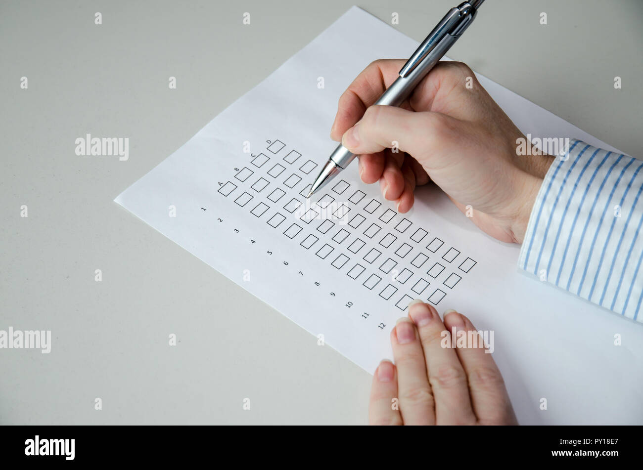 hand with pen filling in a questionnaire Stock Photo - Alamy