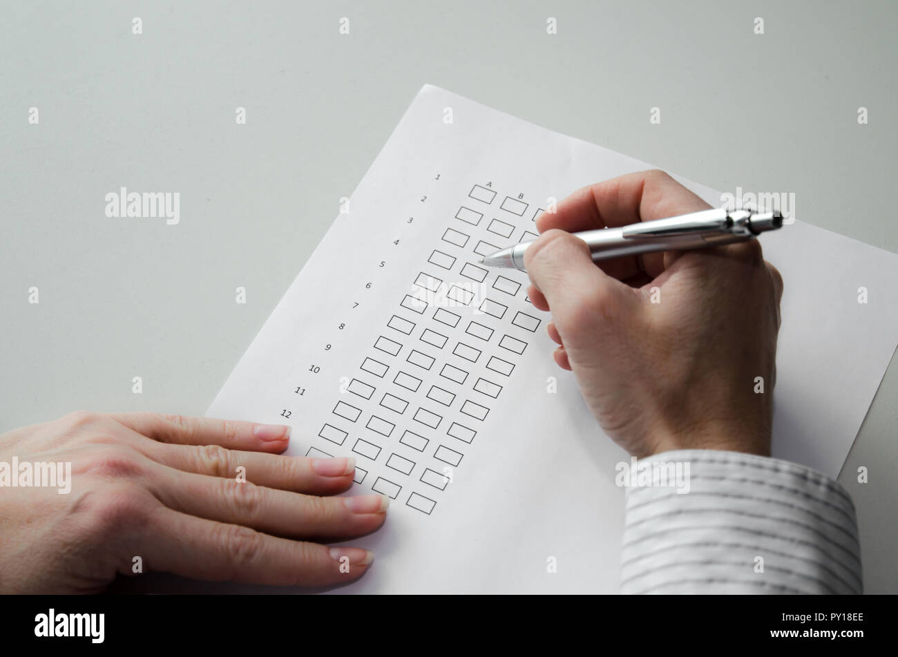 hand with pen filling in a questionnaire Stock Photo - Alamy