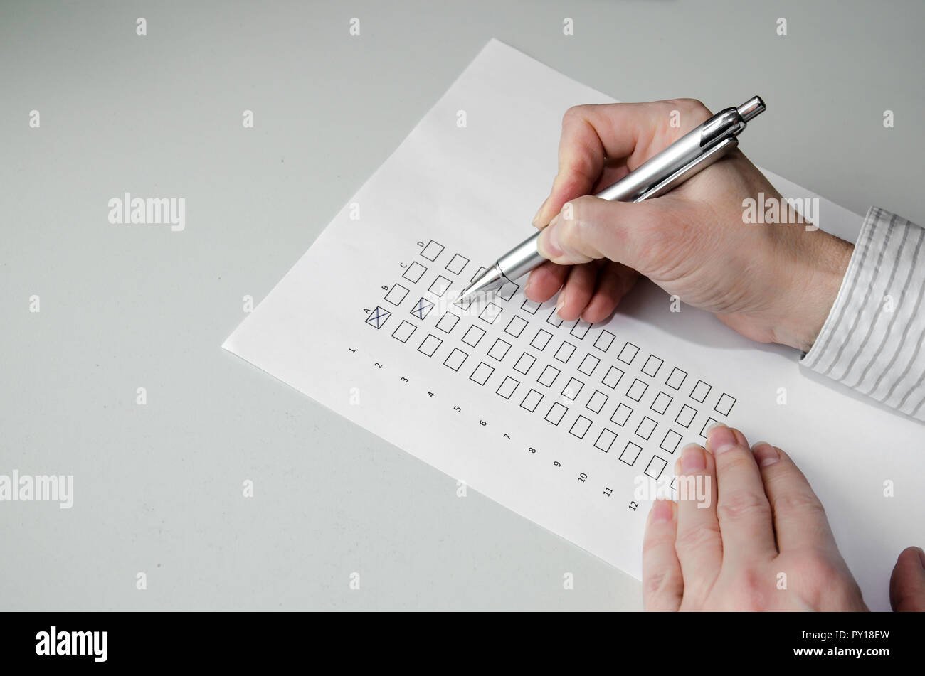 hand with pen filling in a questionnaire Stock Photo - Alamy