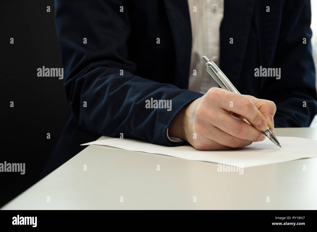 hand with pen filling in a questionnaire Stock Photo - Alamy