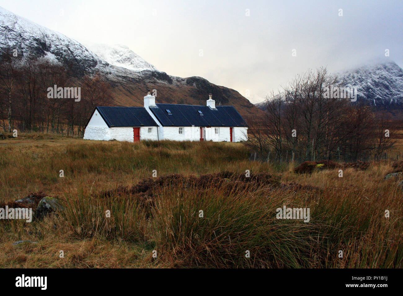 Traditional highland cottage hi-res stock photography and images - Alamy