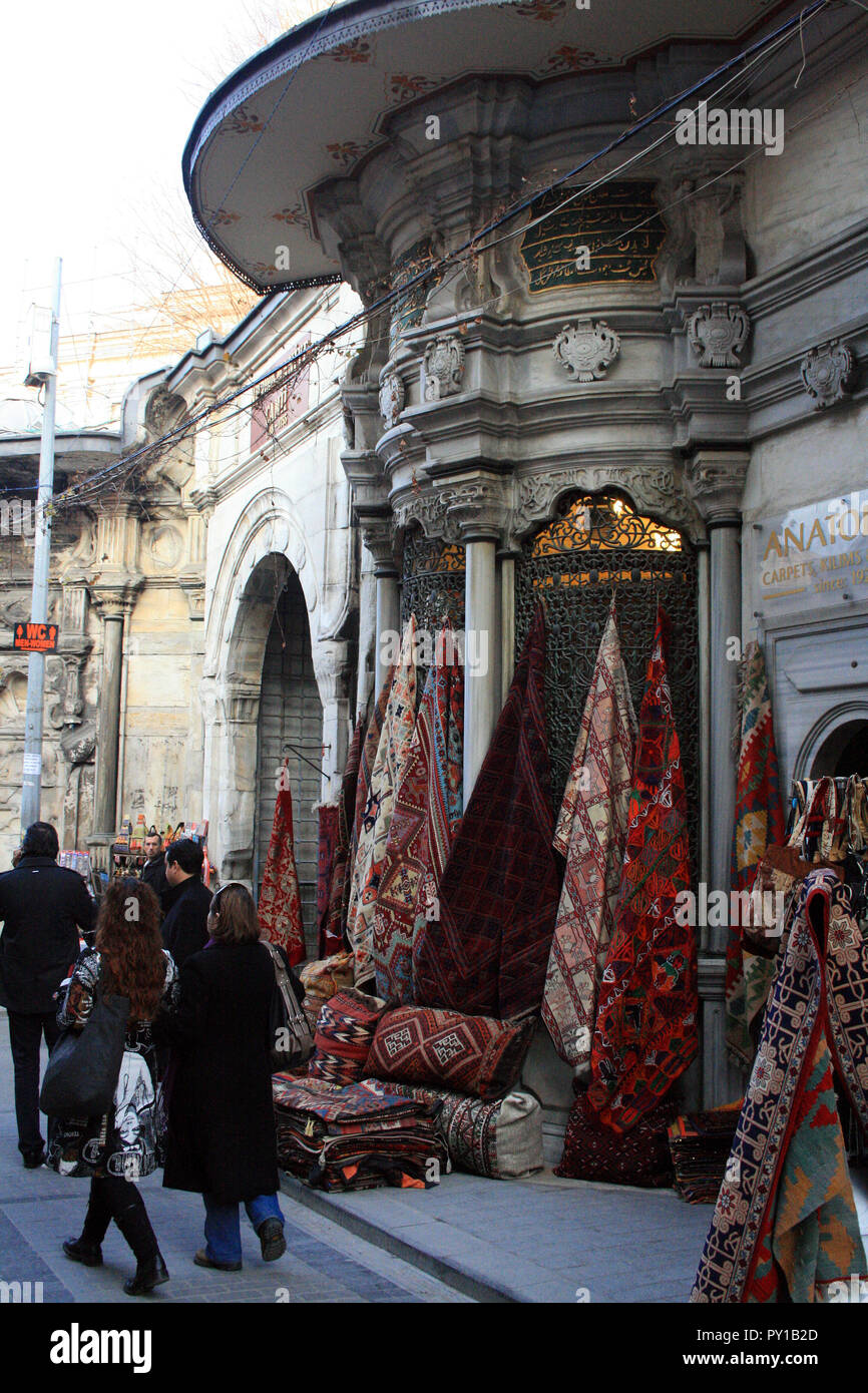 Rugs for sale on the sidewalk at a Turkish outdoor market, Istanbul ...