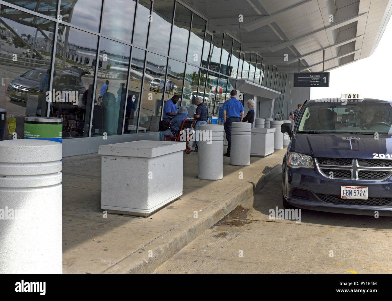 Departure level check in hi-res stock photography and images - Alamy