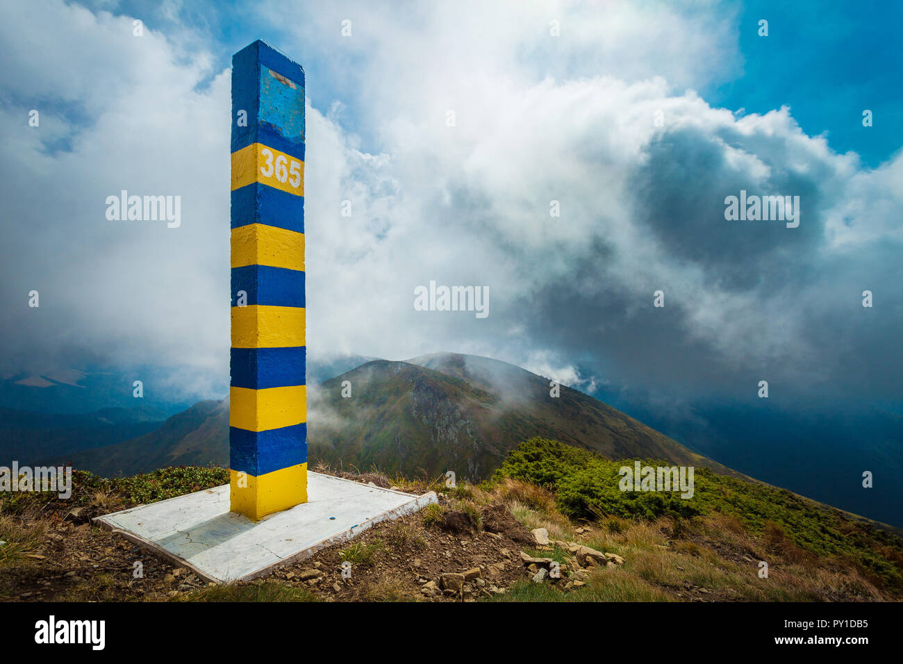 Border line in mountains hi-res stock photography and images - Alamy