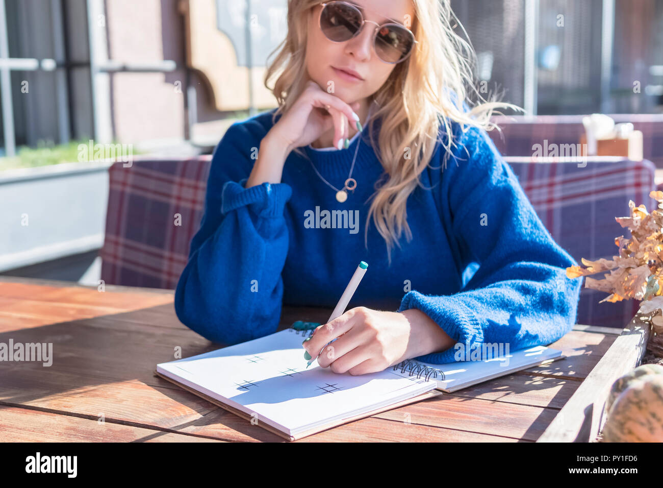 Woman blue note memo hi-res stock photography and images - Alamy