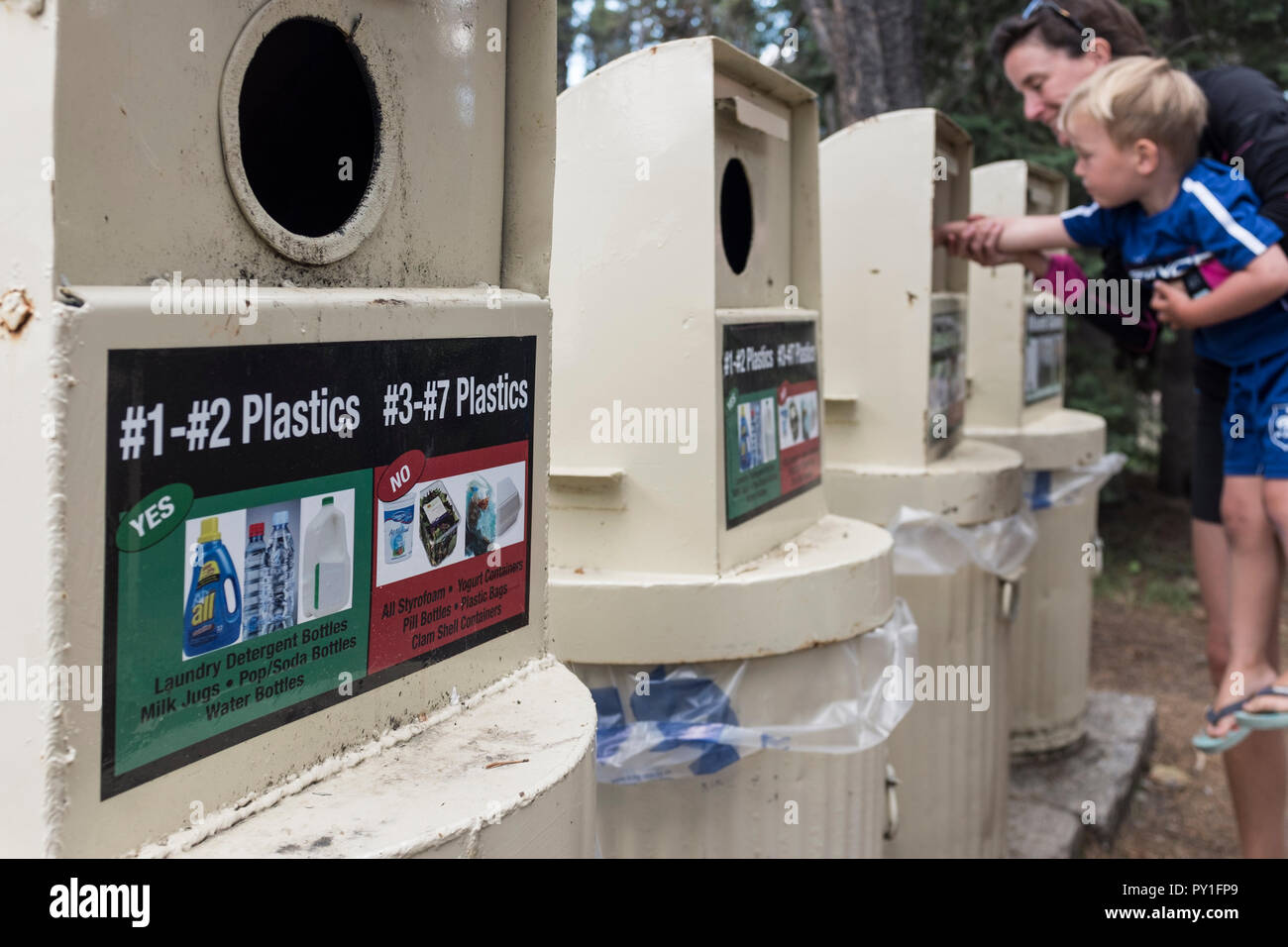 Put rubbish in bins hi-res stock photography and images - Alamy