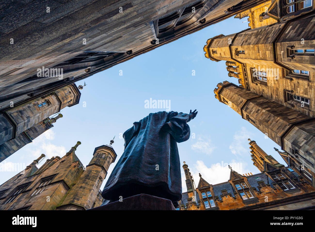 Scotland university statue hi-res stock photography and images - Alamy