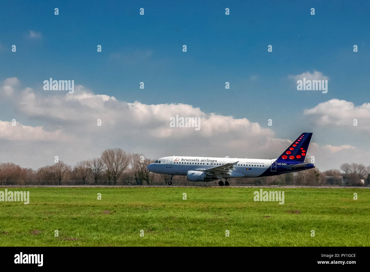 Airliner aircraft jet takeoff liftoff hi-res stock photography and ...