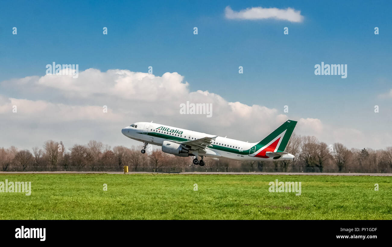 Airliner aircraft jet takeoff liftoff hi-res stock photography and ...