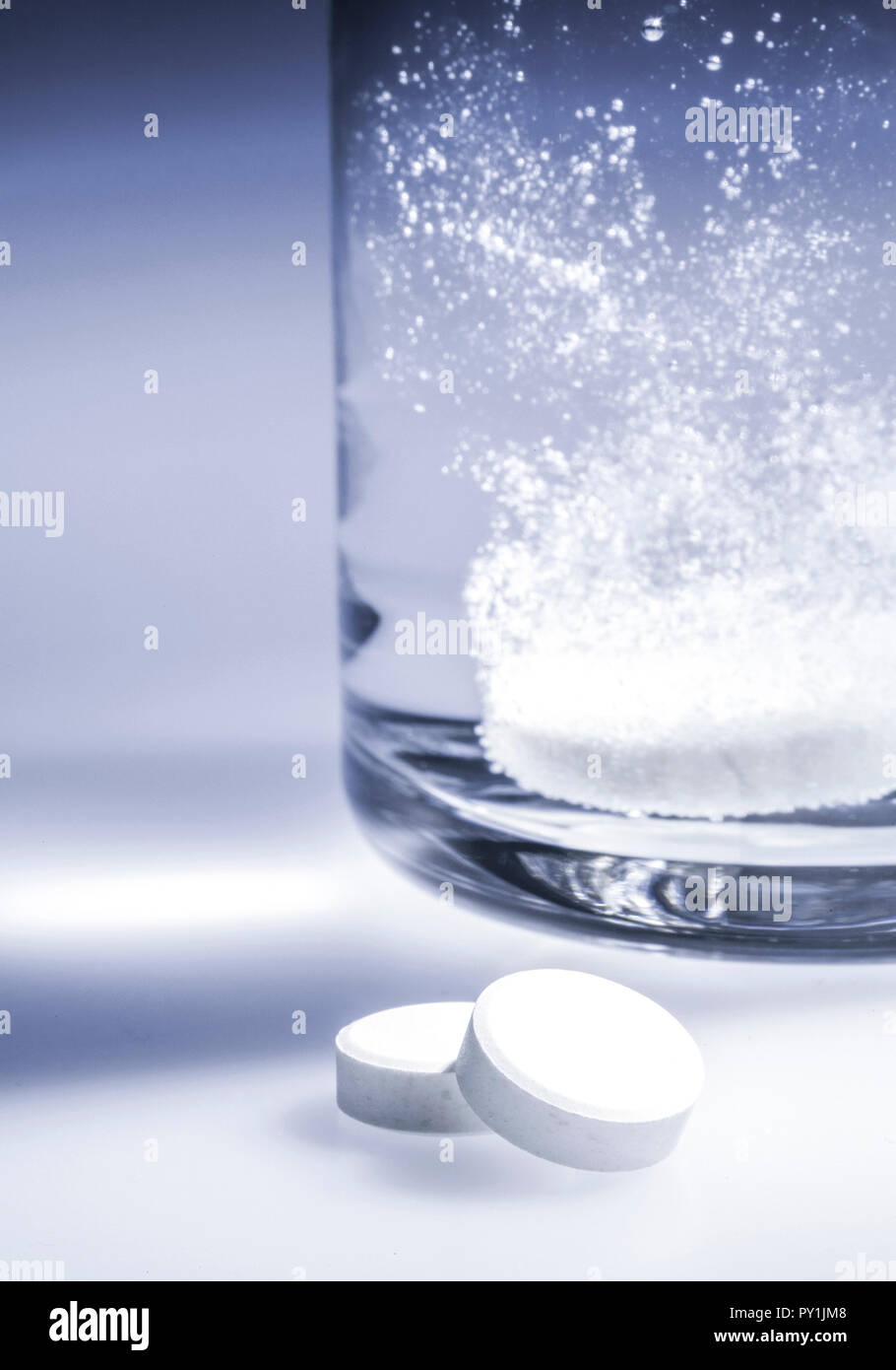 Medkament als Brausetabletten in Glas Stock Photo - Alamy