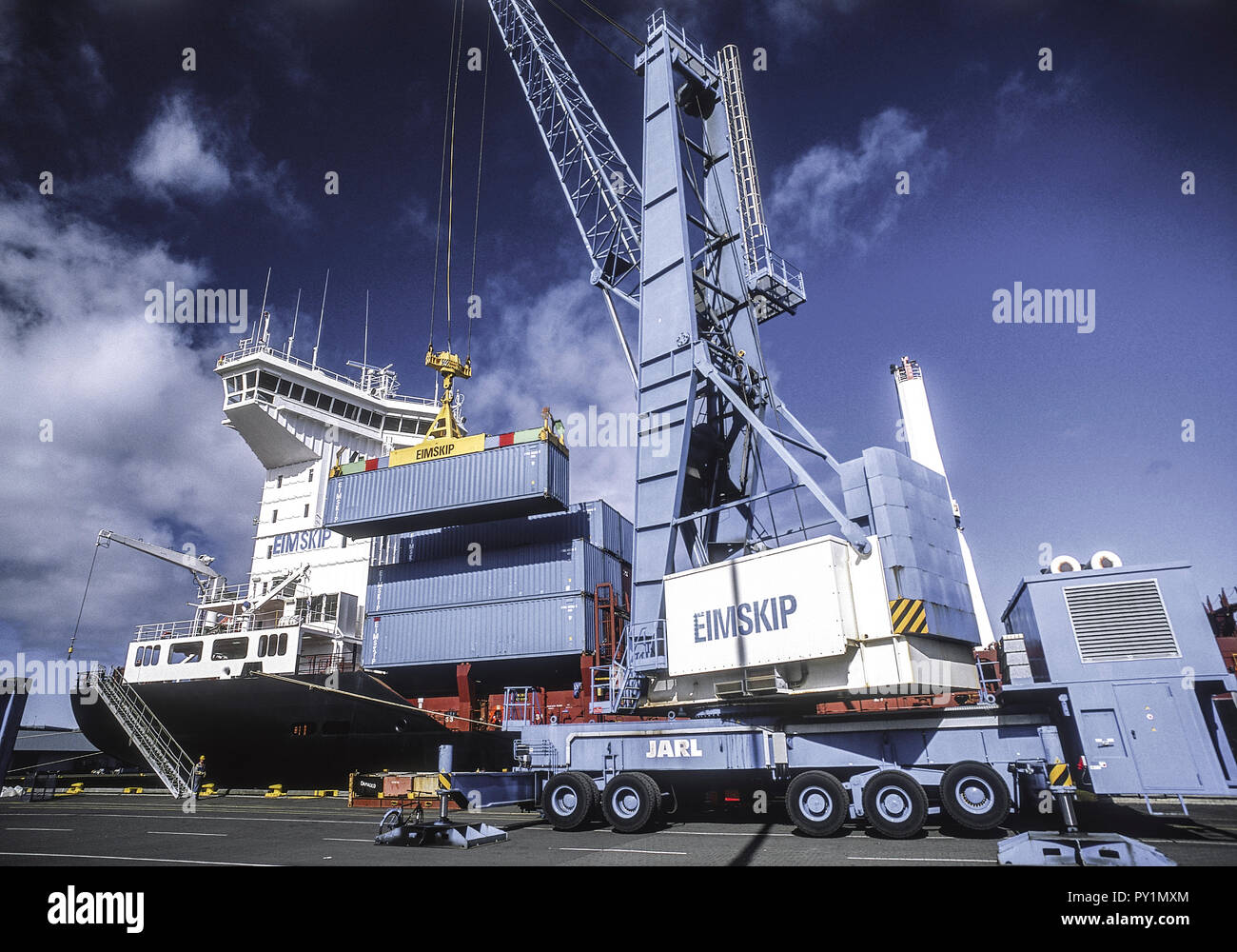 Containerschiff wird beladen Stock Photo - Alamy