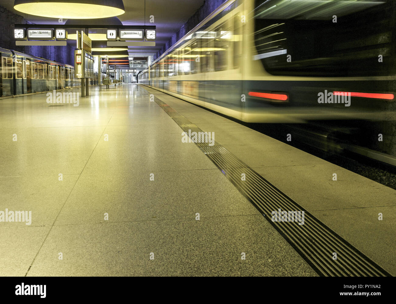 Fahrender zug hi-res stock photography and images - Alamy