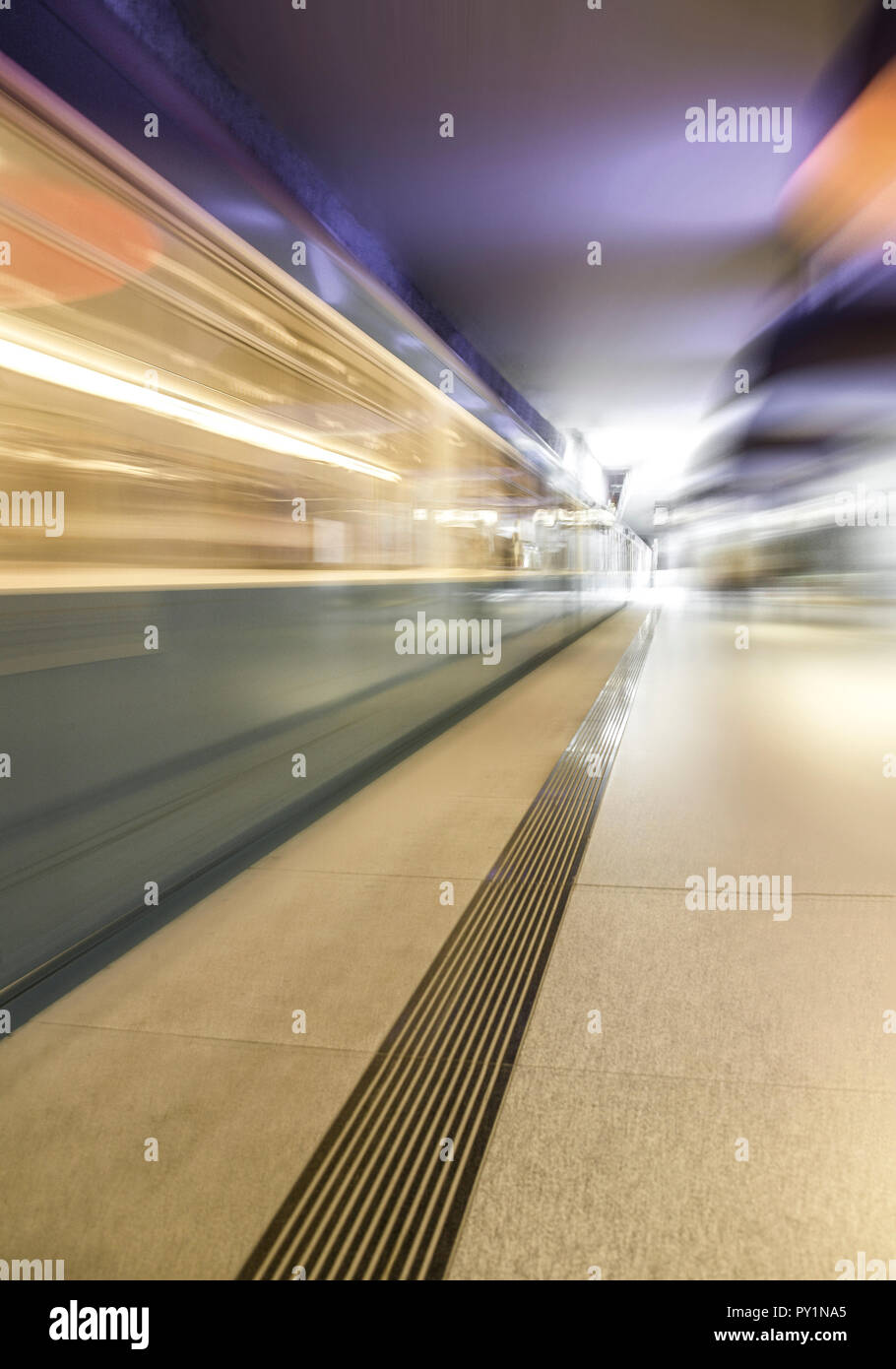 U-Bahnhof, fahrender Zug, Bewegung Stock Photo - Alamy
