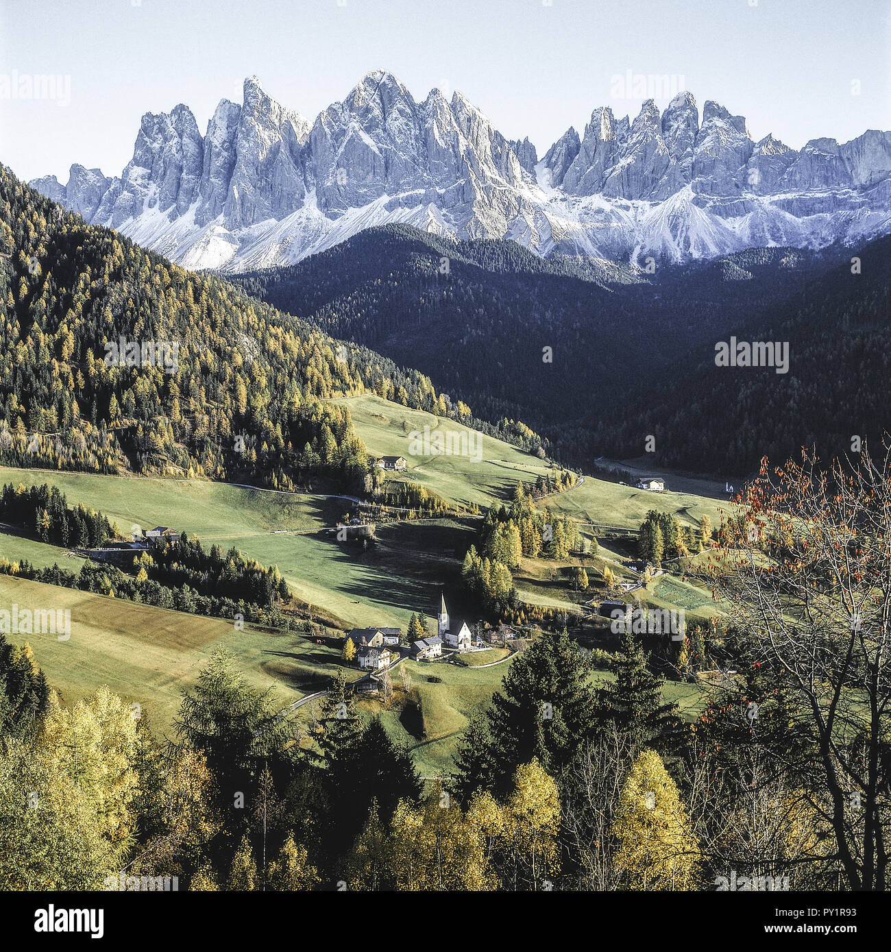 St. Magdalena im Villnoesstal, herbstlich, Dolomiten, Suedtirol ...