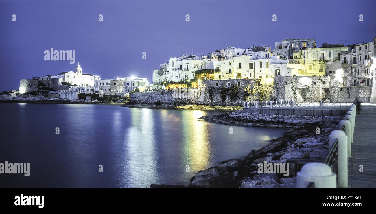 Vieste, Altstadt nachts, Gargano, Apulien, Italien Stock Photo - Alamy