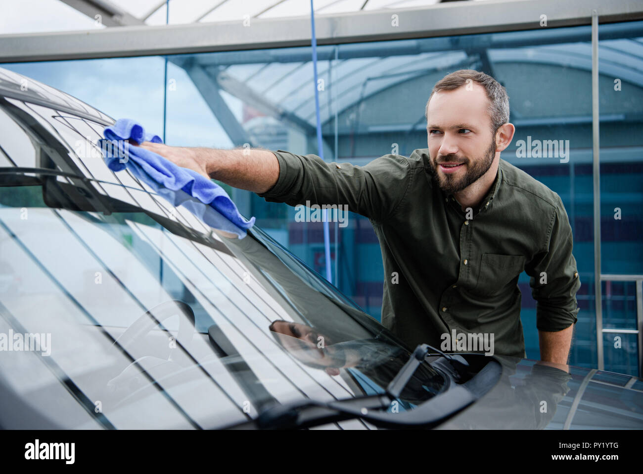 Man cleaning vehicle windows hi-res stock photography and images - Alamy