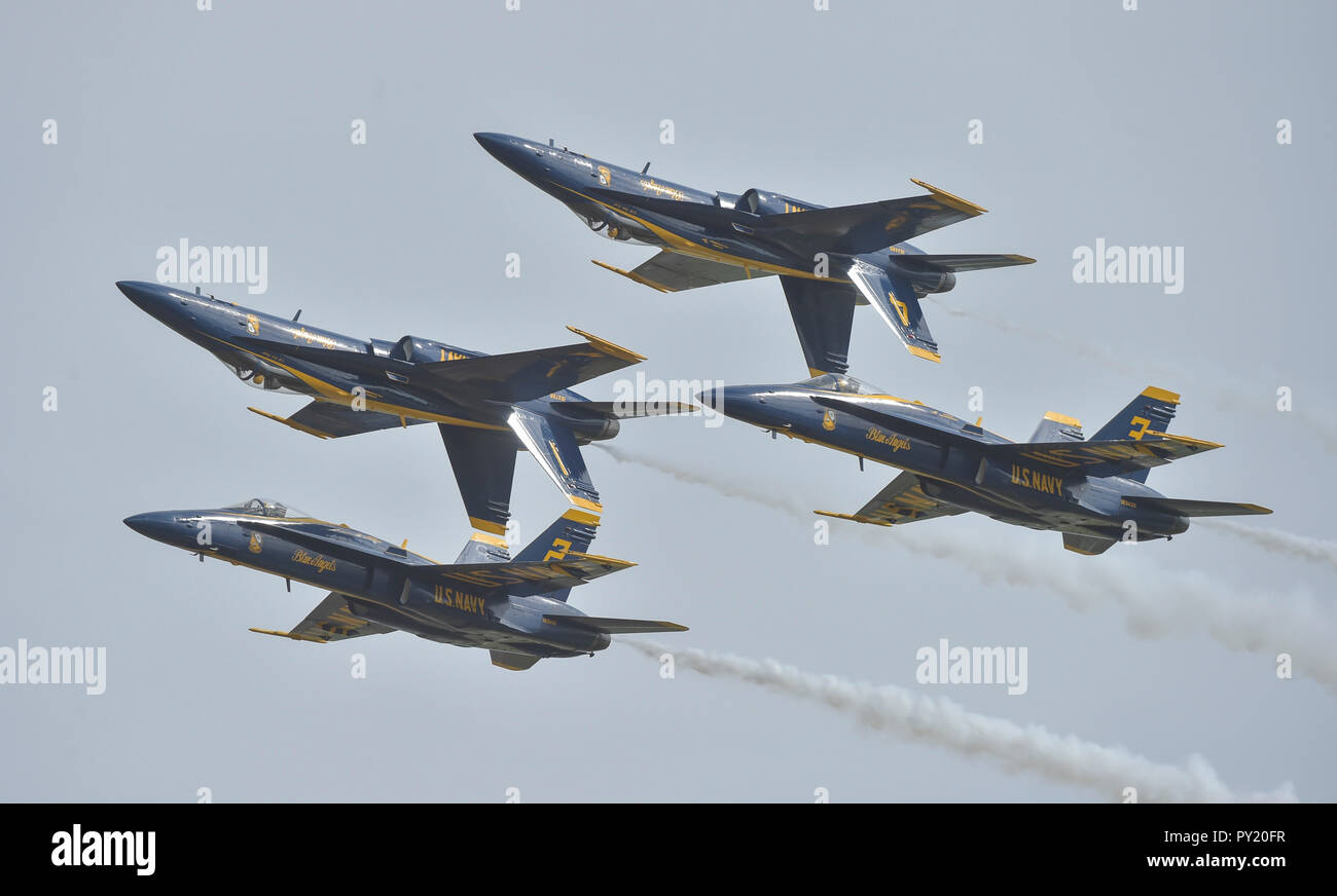 181021-N-UK306-1218 HOUSTON (Oct. 21, 2018) The U.S. Navy flight ...