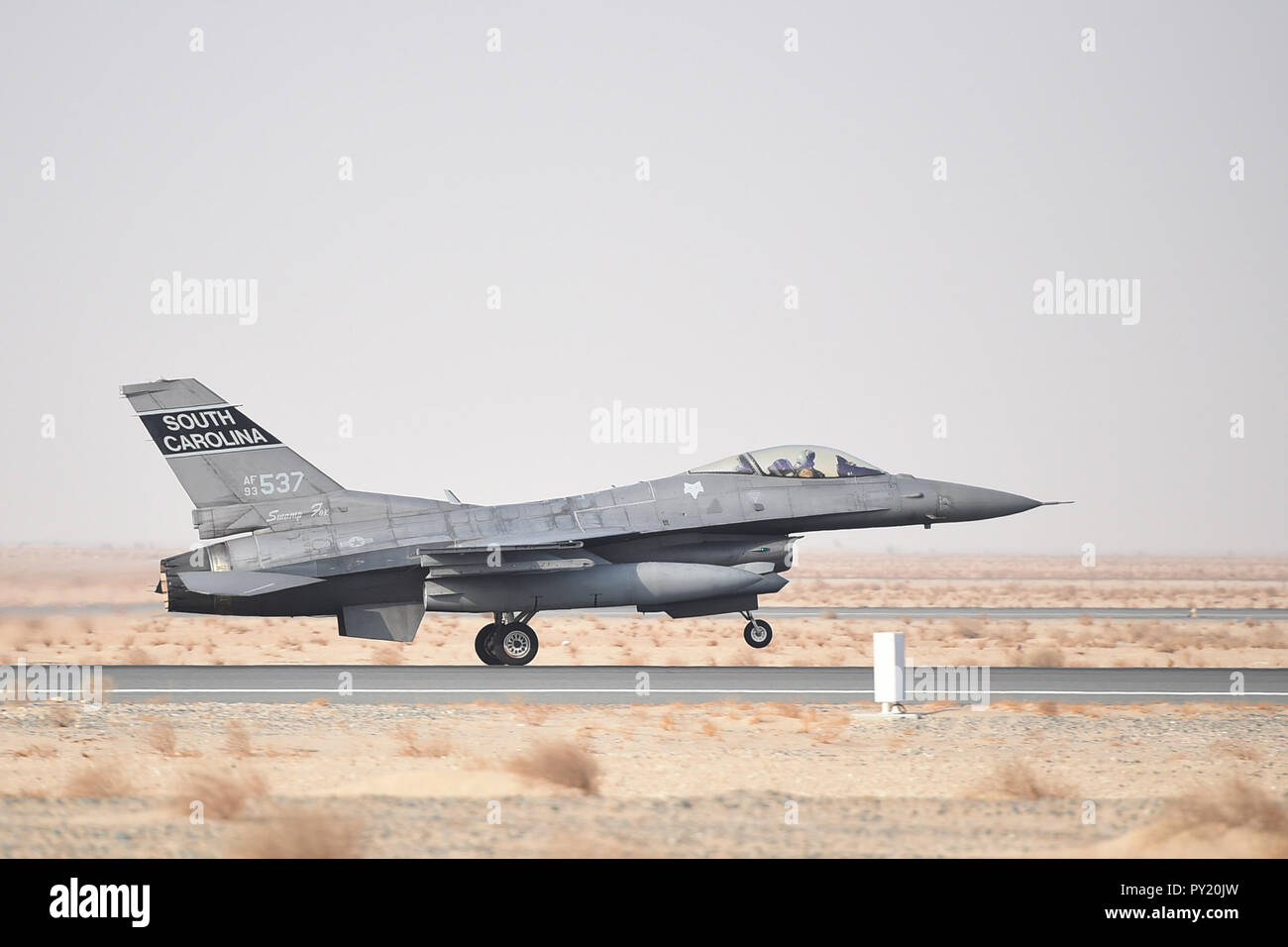 16 fighting falcon stationed hi-res stock photography and images - Alamy