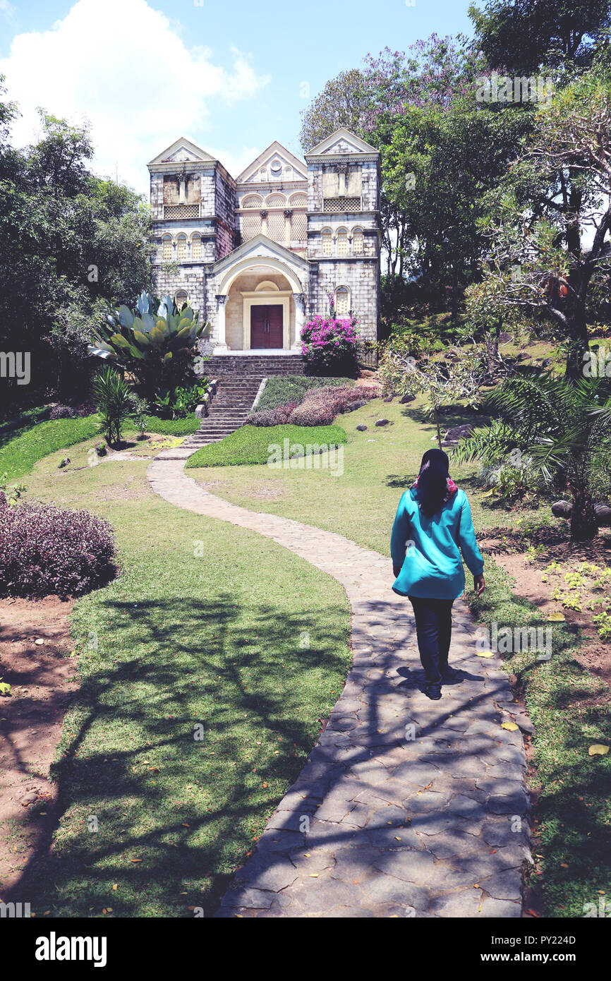 People walking towards castle hi-res stock photography and images - Alamy