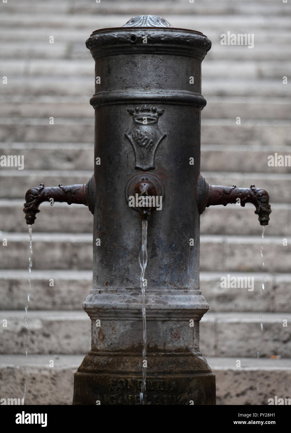 Vintage water fountains hi-res stock photography and images - Alamy