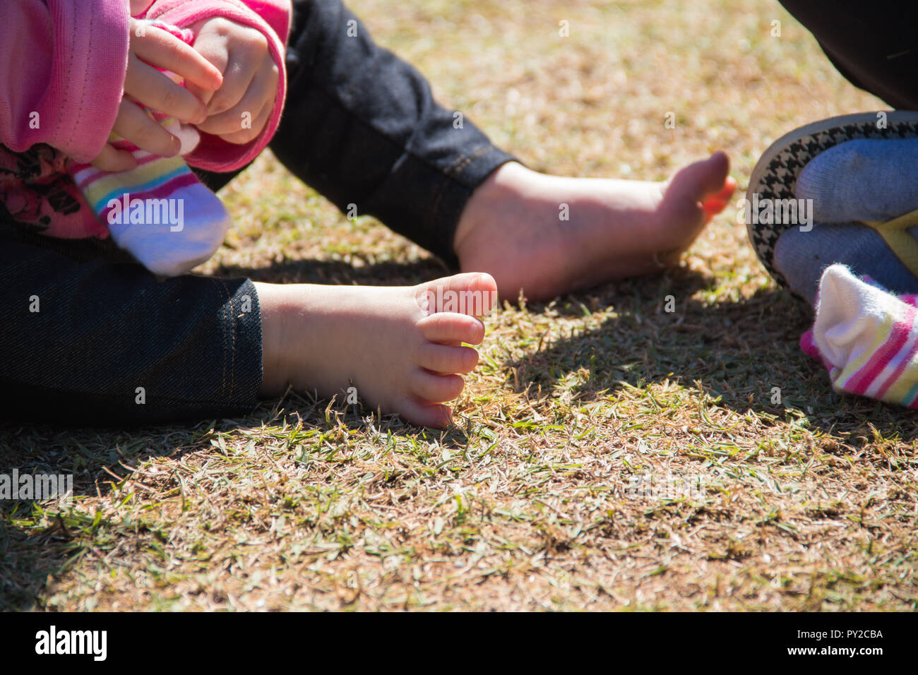 Girls feet on grass hi-res stock photography and images - Alamy
