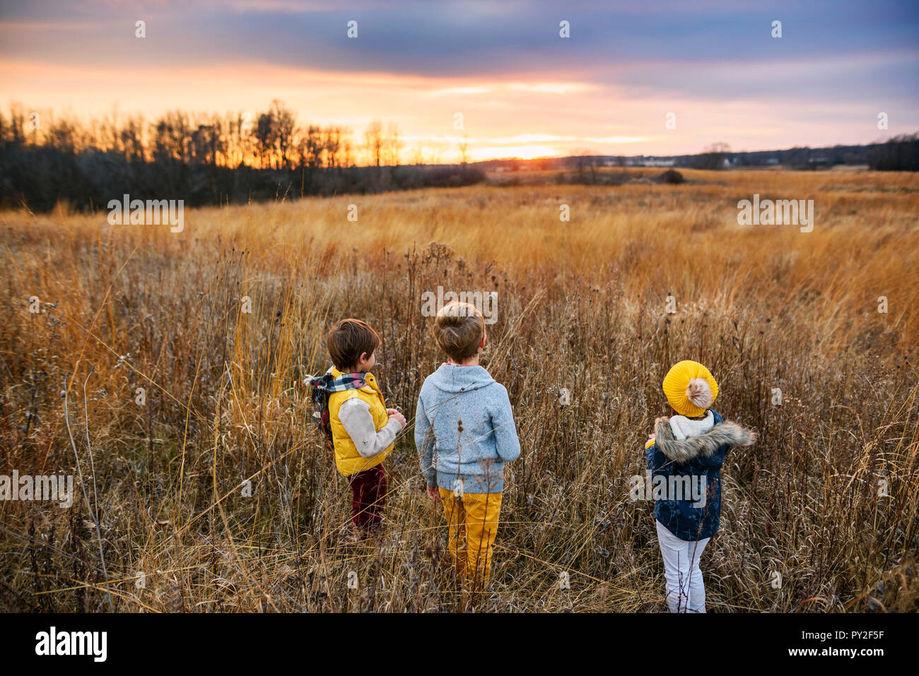 Children playing sunset hi-res stock photography and images - Alamy
