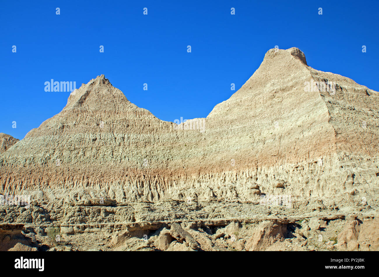 Mudstone wall in Badlands National park in South Dakota Stock Photo - Alamy