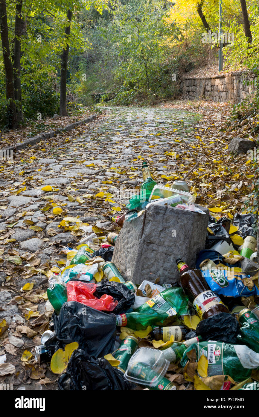 Littering park hi-res stock photography and images - Alamy