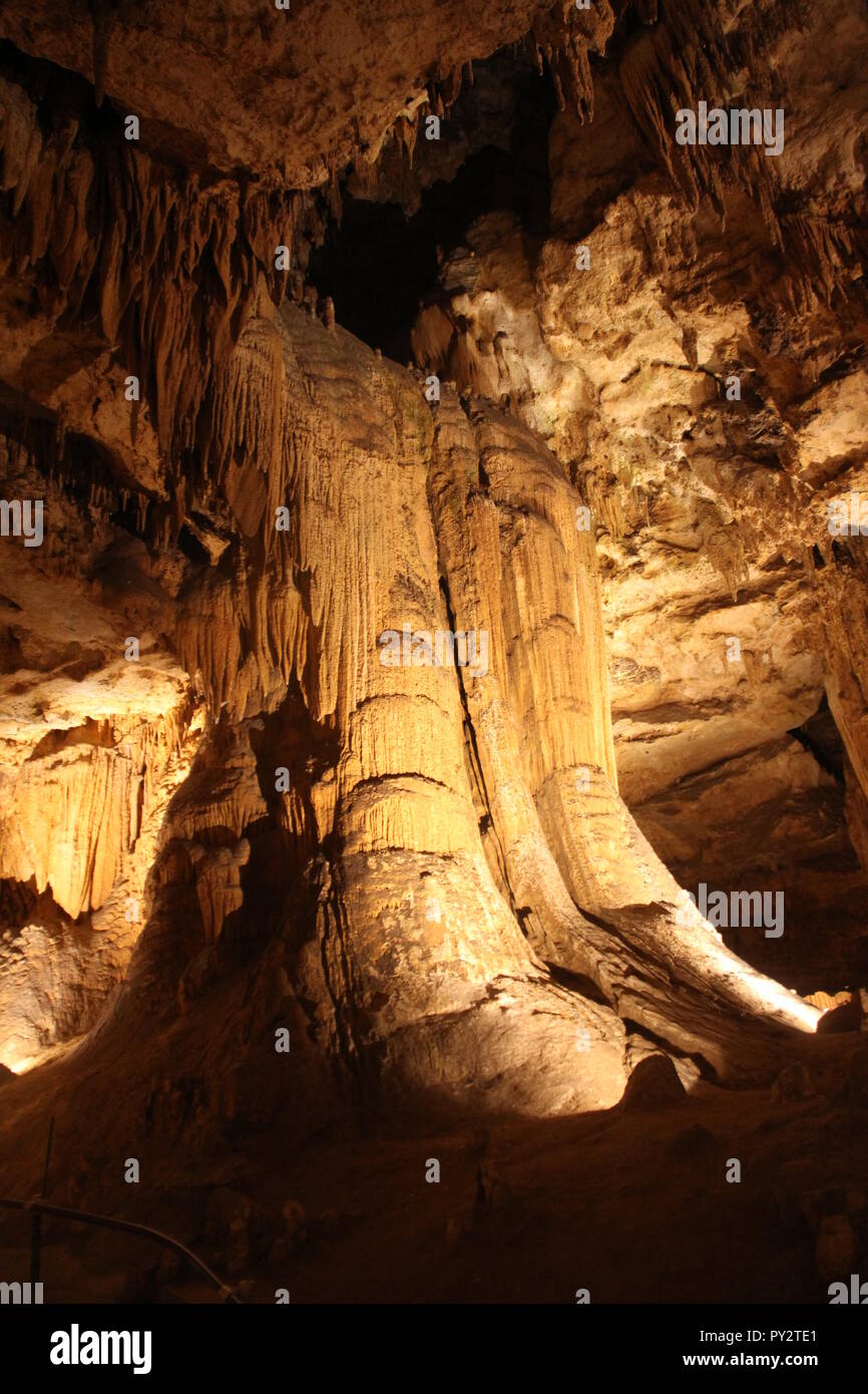 Limestone cavern columns hi-res stock photography and images - Alamy