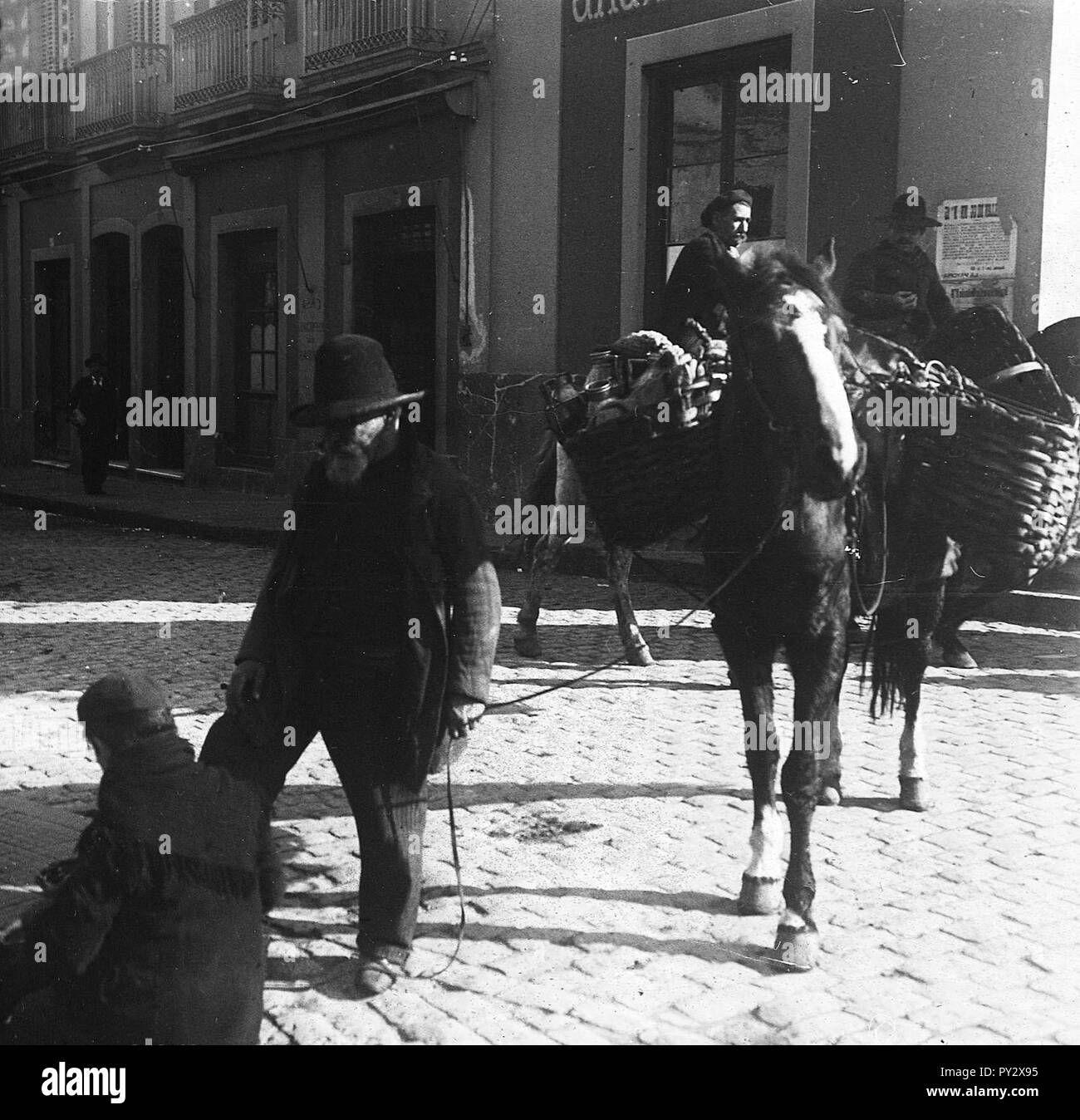 C07f066. Lechero a caballo y lustrabotas Stock Photo - Alamy