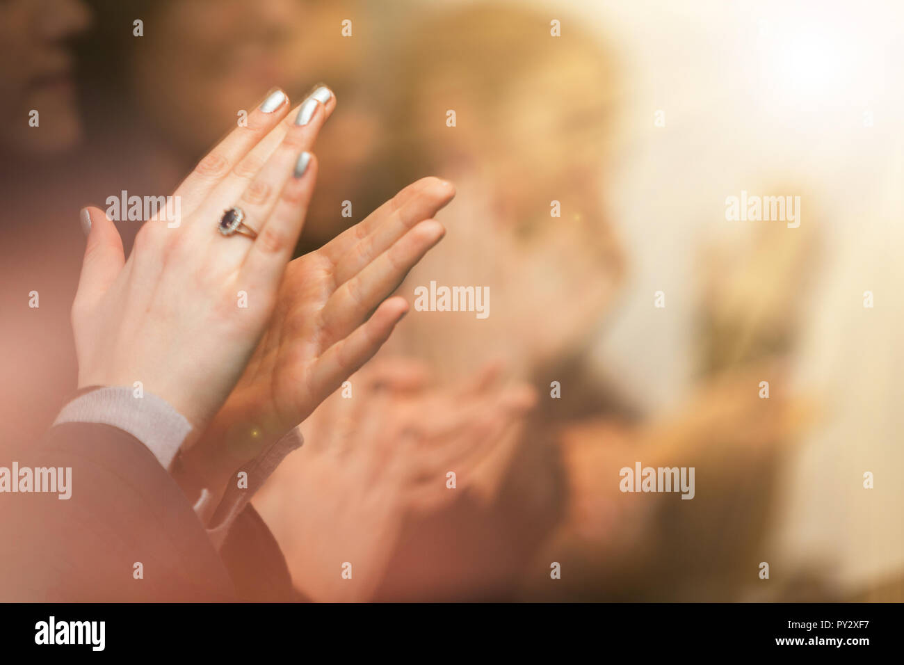 Applause clapping hands concert hi-res stock photography and images - Alamy