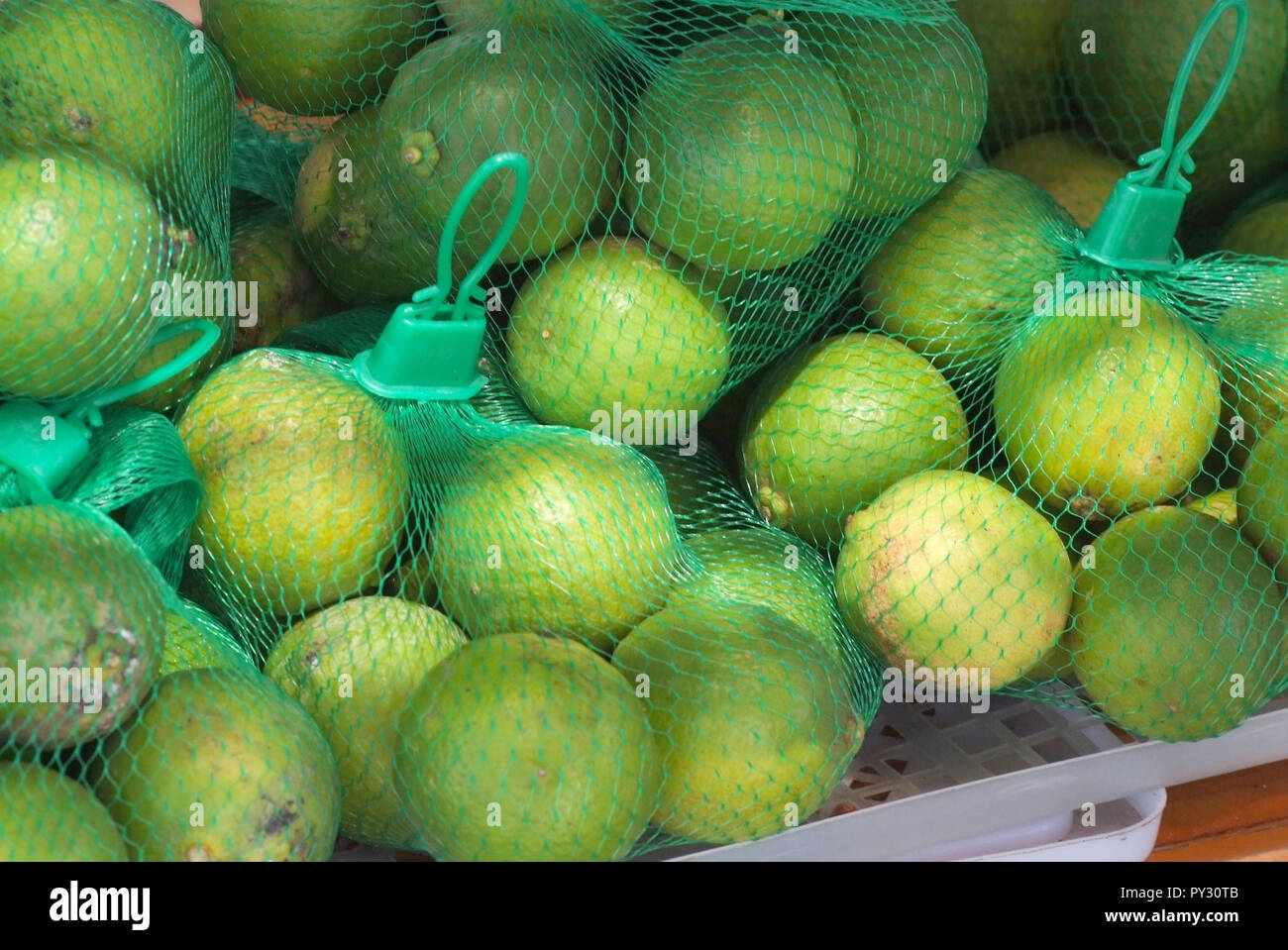 Stack of limes on display at market Stock Photo - Alamy