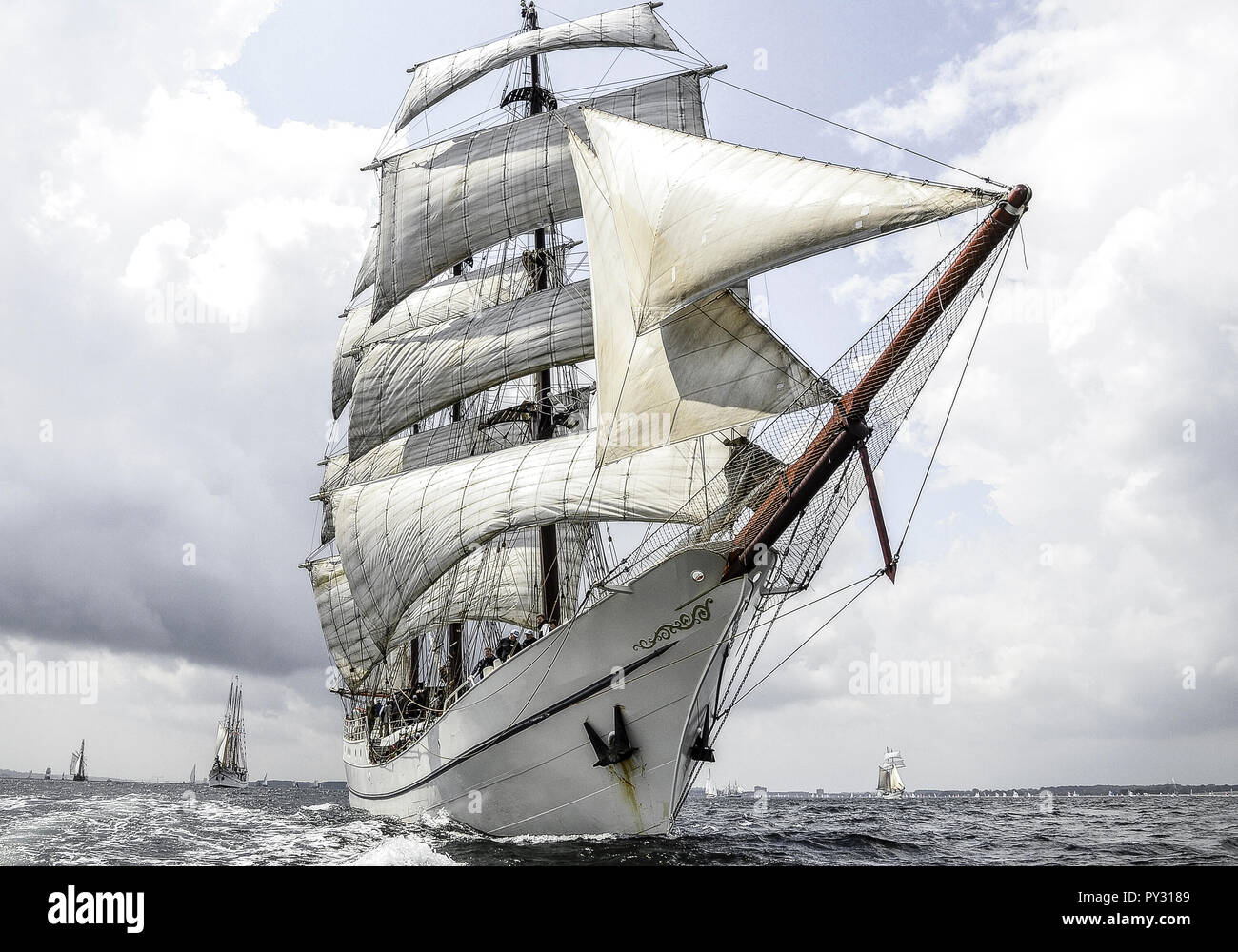 Historisches Segelschiff in voller Fahrt Stock Photo - Alamy