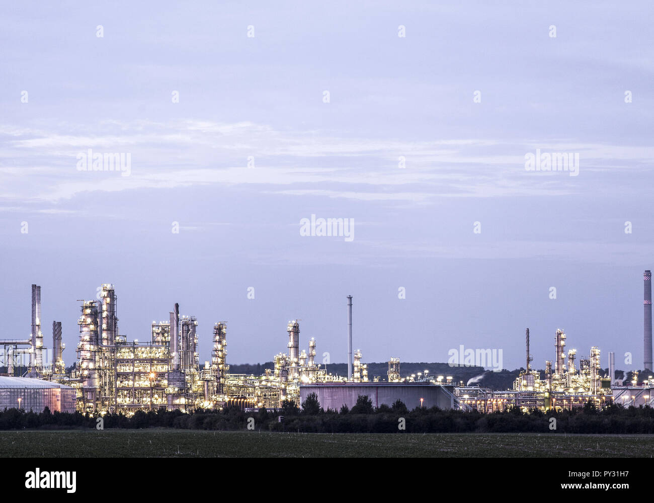 Raffinerie hi-res stock photography and images - Alamy