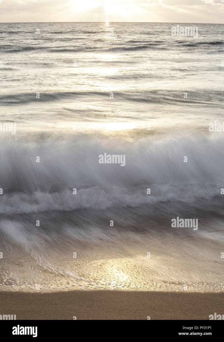 Bewegte Wellen, Sonnenaufgang am Meer Stock Photo - Alamy