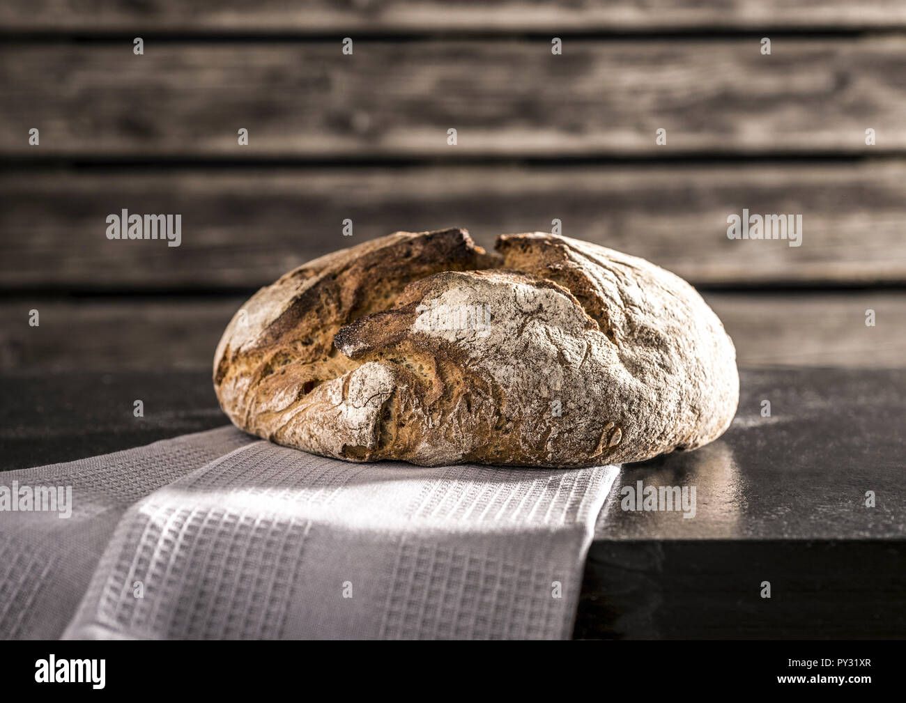 Gebackener Brotlaib liegt auf einem Tisch Stock Photo - Alamy