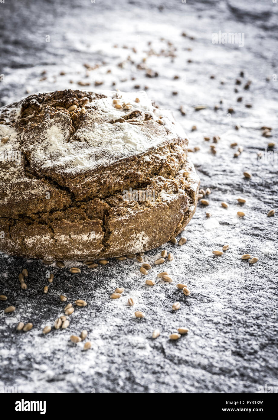 Gebackener Brotlaib liegt auf einer Steinplatte Stock Photo - Alamy