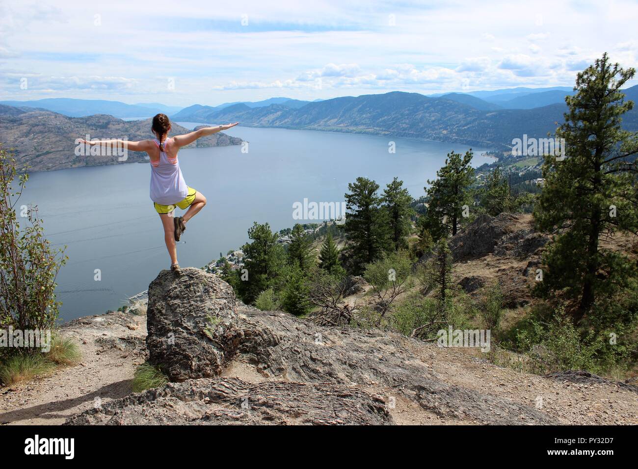yoga tree pose at lookout Stock Photo - Alamy