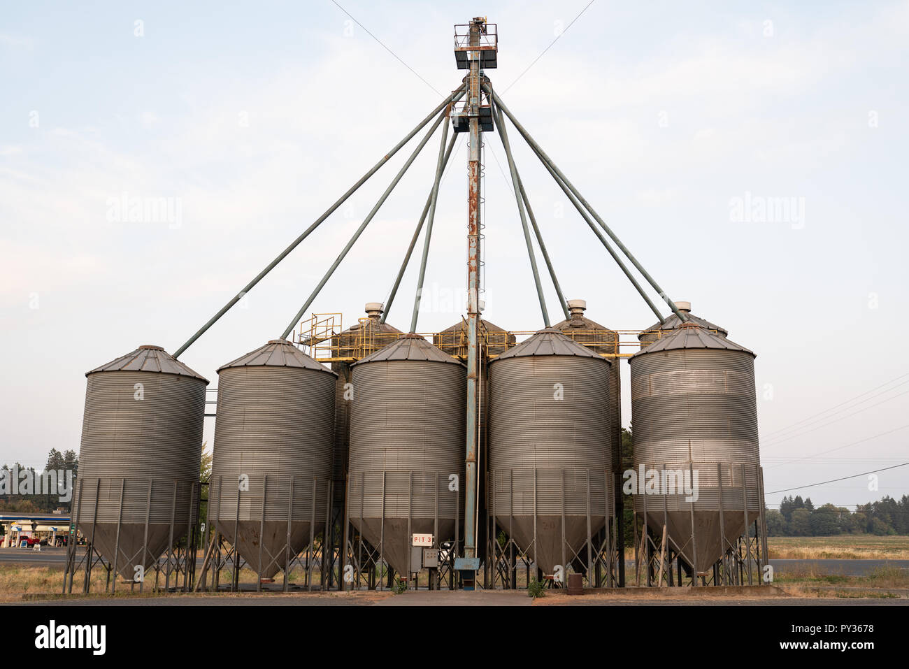 Grain storage tanks hi-res stock photography and images - Alamy