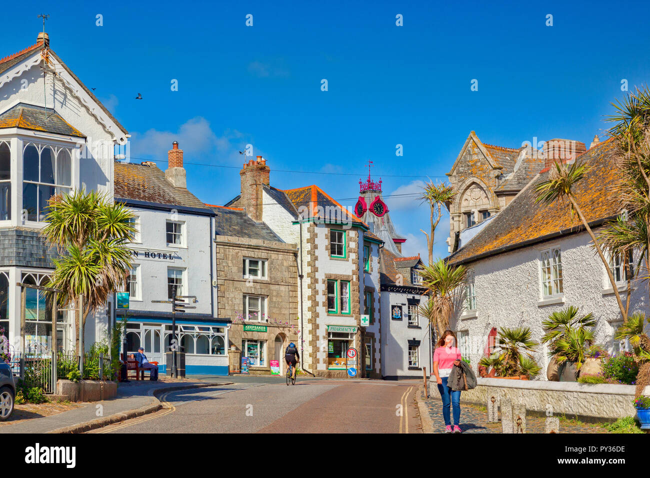 English village street scene hi-res stock photography and images - Alamy