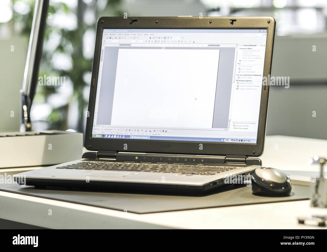 Laptop auf Schreibtisch Stock Photo - Alamy