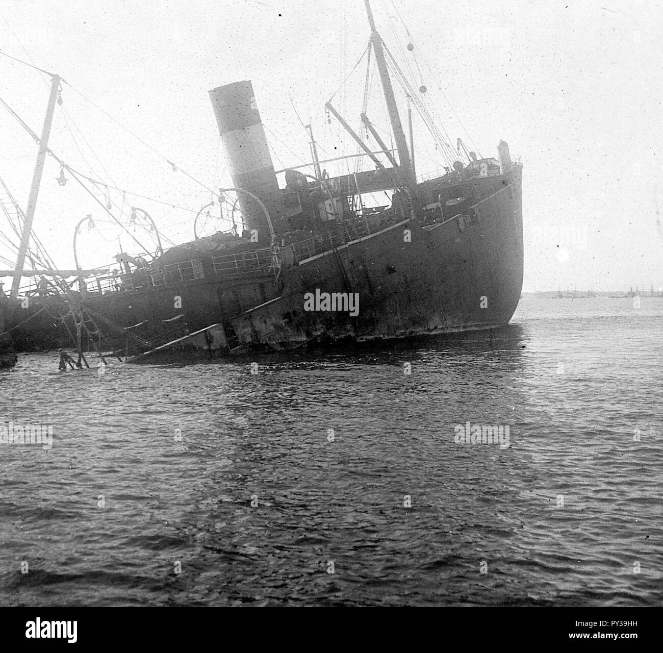 Barco hundido hi-res stock photography and images - Alamy