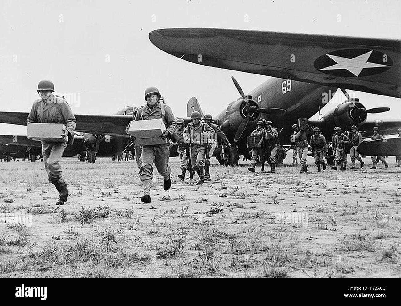 Aircraft unloading Black and White Stock Photos & Images - Alamy