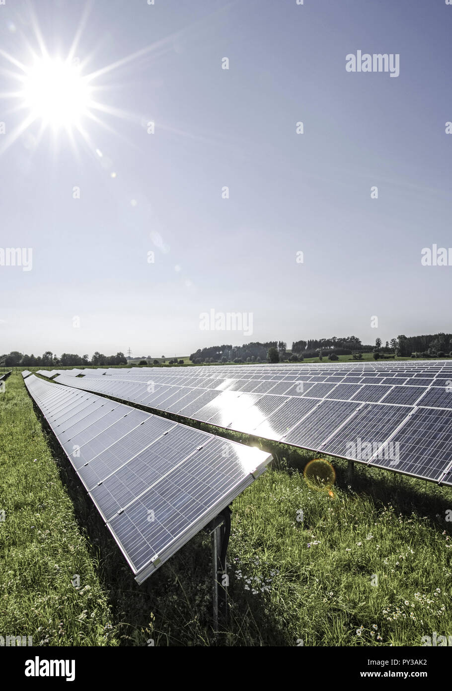 Solaranlage auf freiem Feld Stock Photo - Alamy