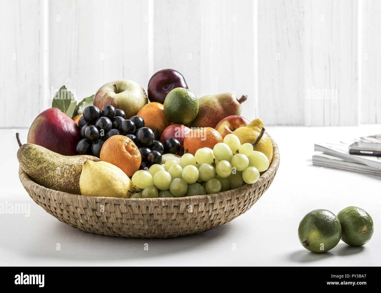 Obstkorb mit verschiedenen Fruechten Stock Photo - Alamy