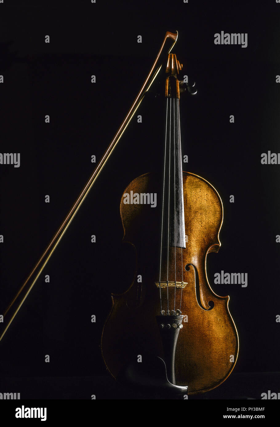 Geige und Bogen Stock Photo - Alamy