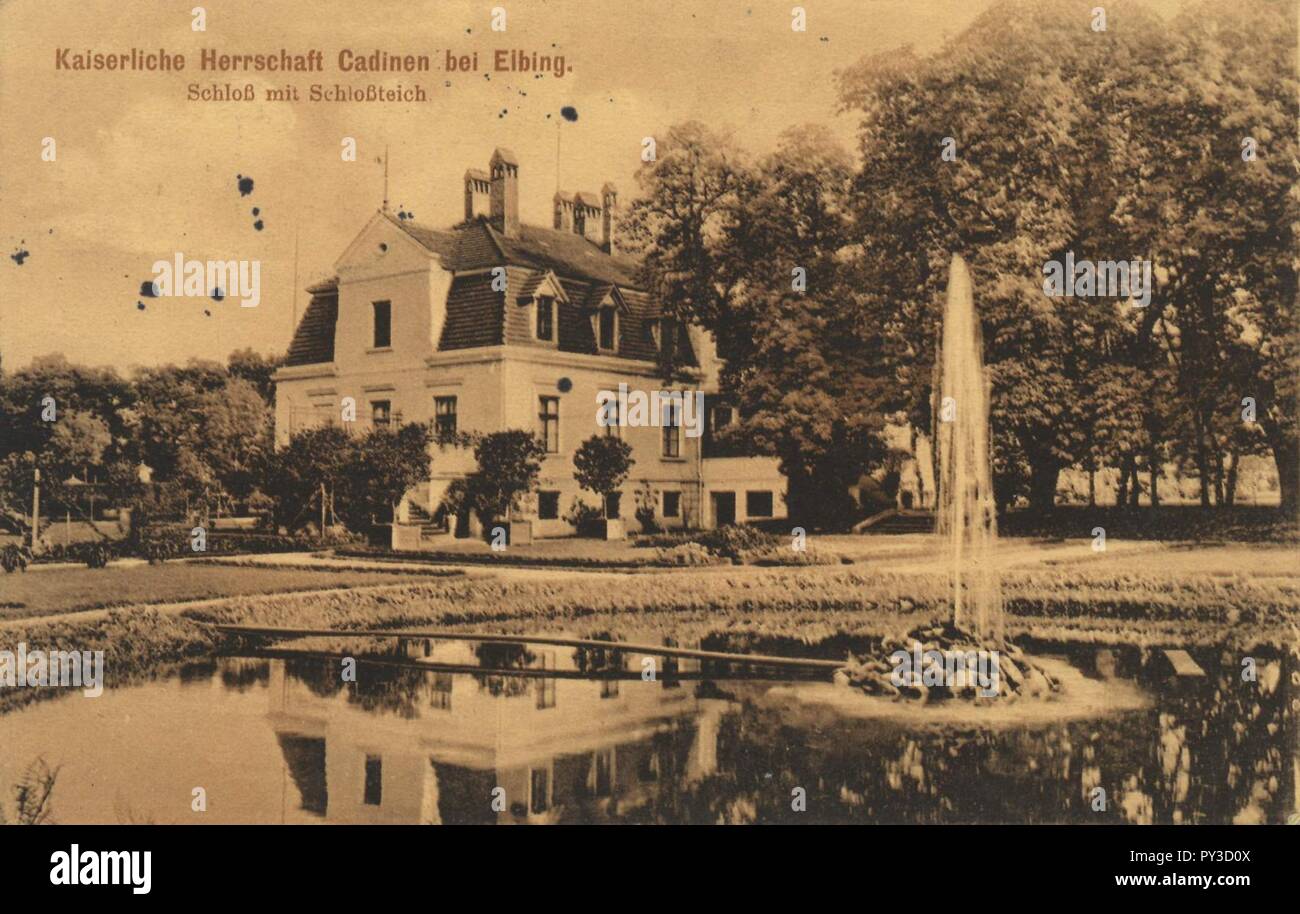 Cadinen, Ostpreußen - Kaiserl. Schloss mit Schlossteich Stock Photo - Alamy