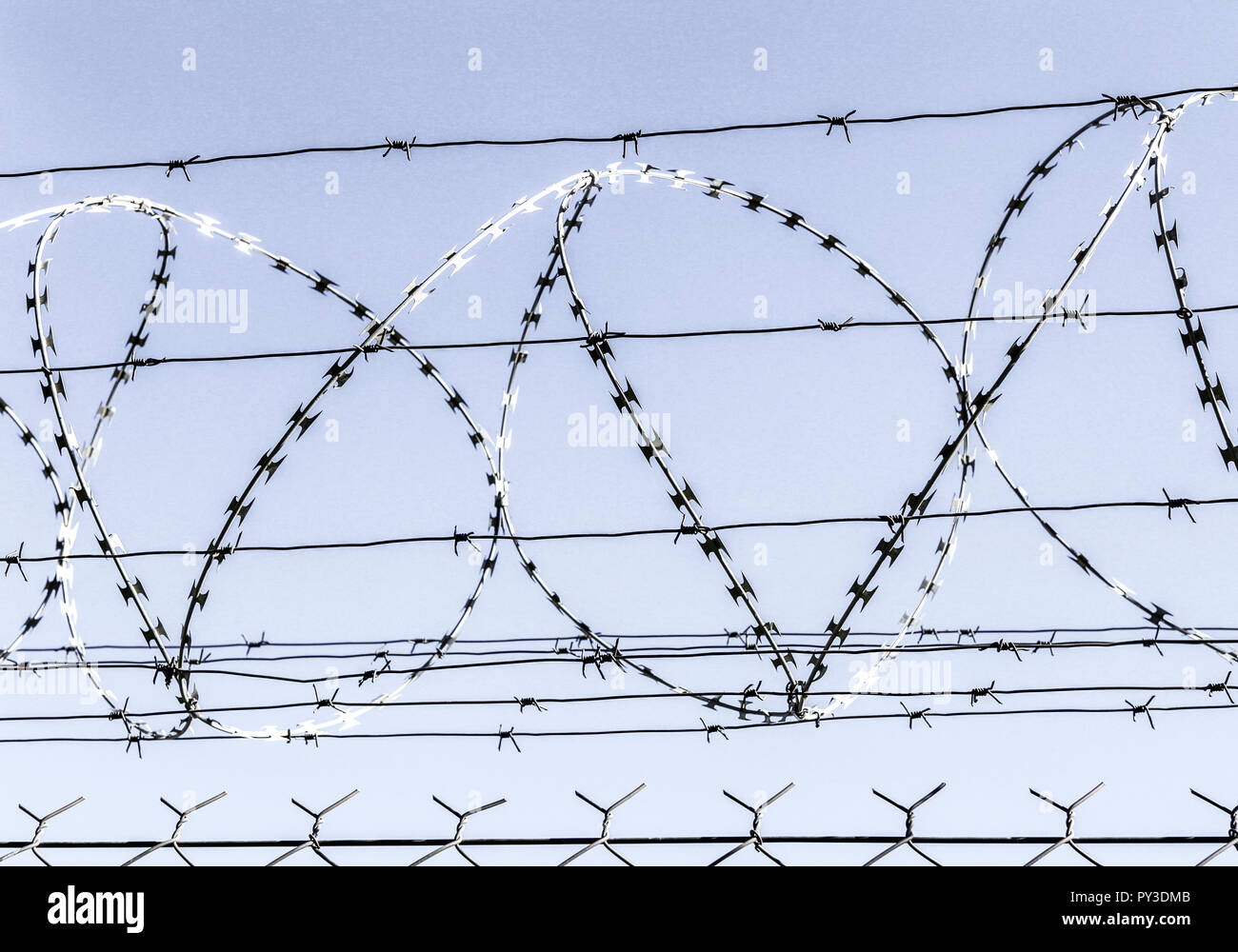 Stacheldraht hi-res stock photography and images - Alamy